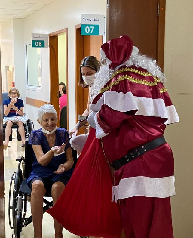 O amor supera o medo: paciente do Cepon se transforma em Papai Noel e ...